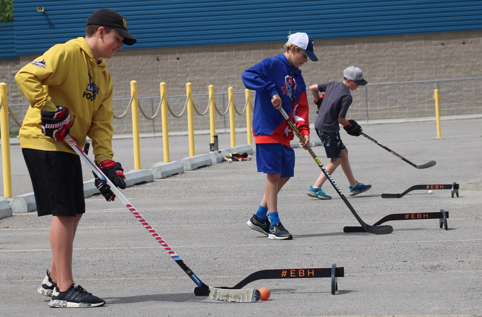 P3 takes spring hockey training program outdoors - CochraneNow ...