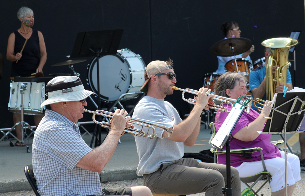 Pop-Up Concert attracts crowd on Sunday - CochraneNow: Cochrane ...