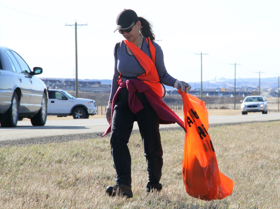Local groups freshen up highway corridors - CochraneNow: Cochrane ...