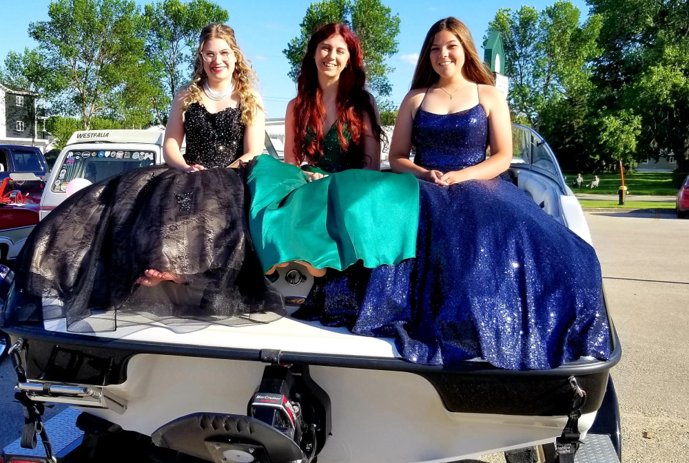 WATCH: Altona's Class of 2022 grad parade - PembinaValleyOnline.com ...