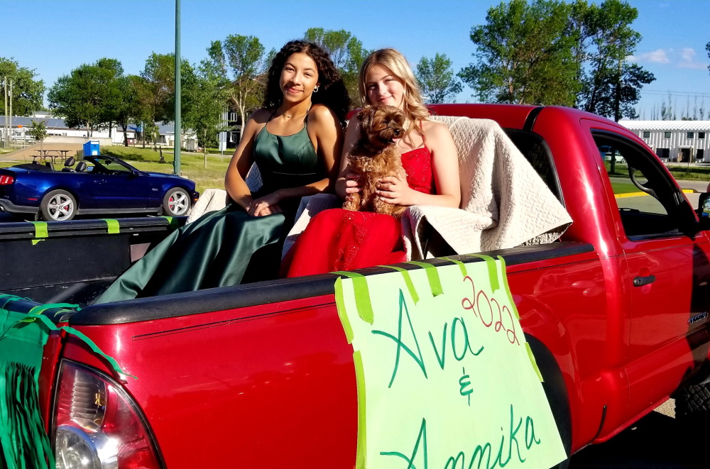WATCH: Altona's Class of 2022 grad parade - PembinaValleyOnline.com ...