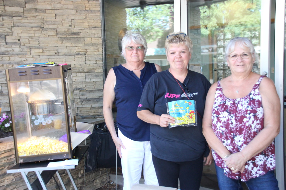 CUPE hands out popcorn ahead of Movie in the Park - DiscoverWeyburn.com ...