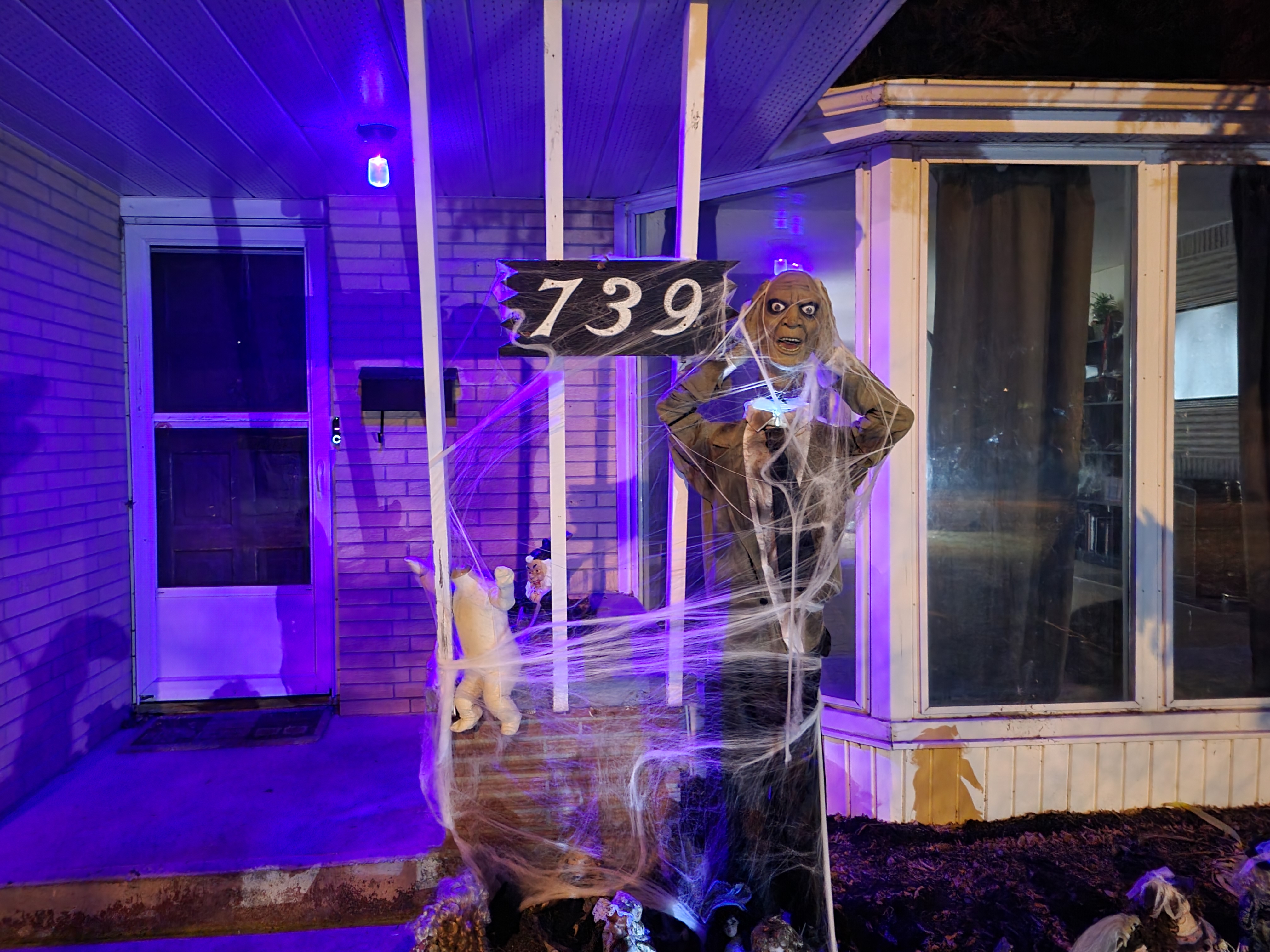 Local horror film director creates extravagant Halloween display ...