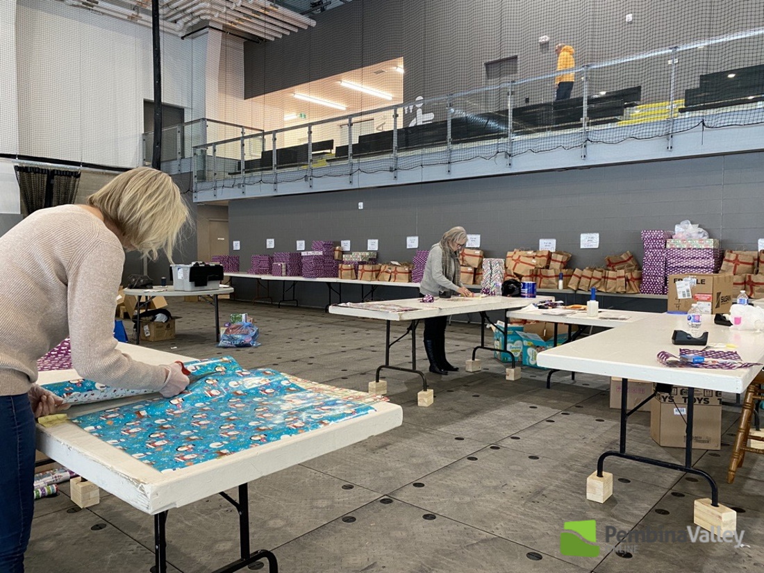 Winkler Christmas Cheerboard packing hampers to feed over 1,600 people ...