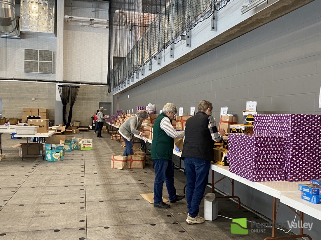Winkler Christmas Cheerboard packing hampers to feed over 1,600 people ...
