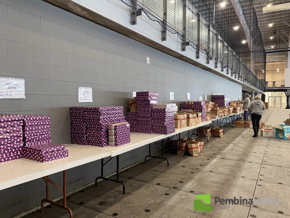 Winkler Christmas Cheerboard packing hampers to feed over 1,600 people ...