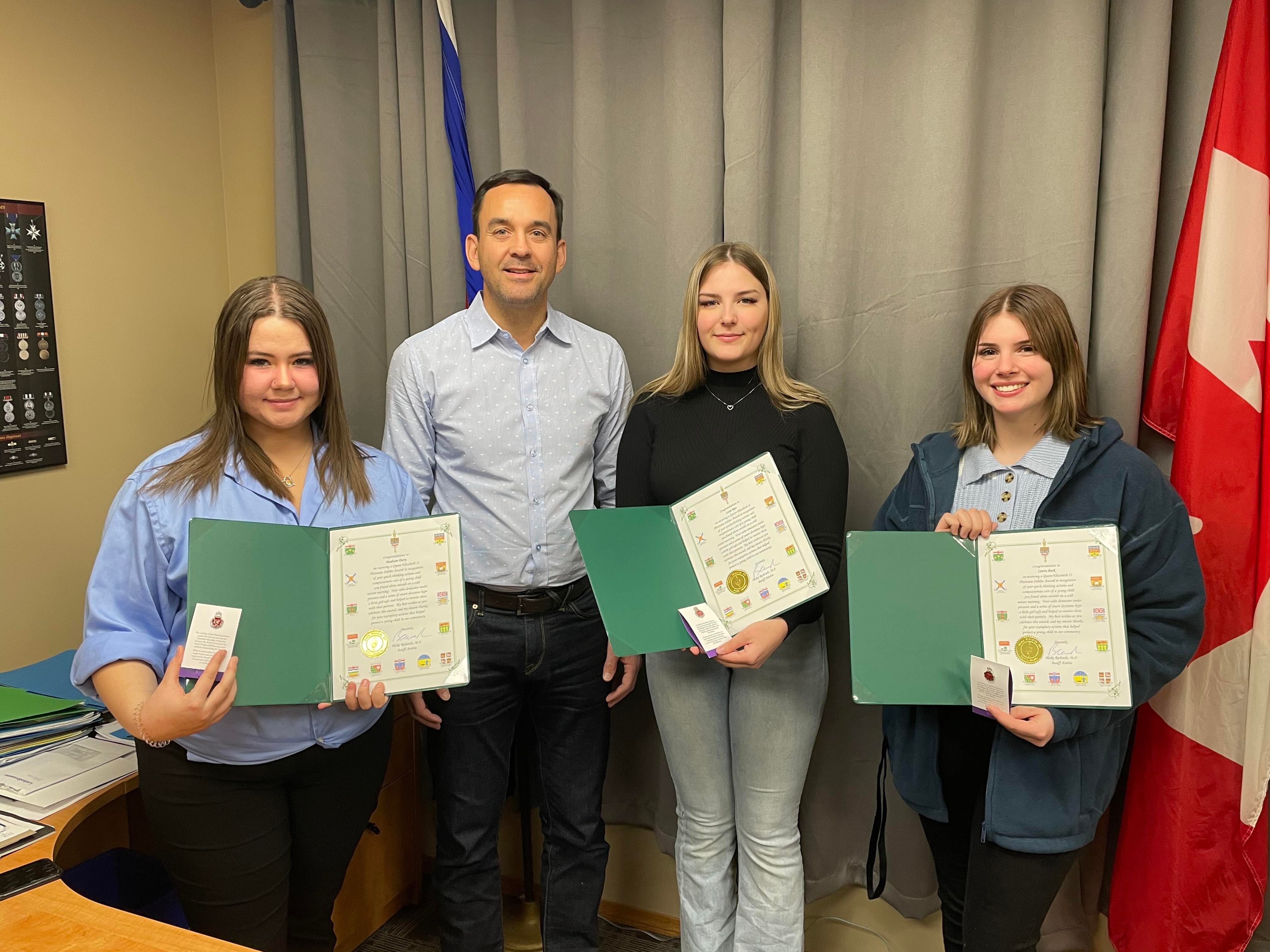 Airdronians receive Platinum Jubilee Award for saving a two-year-old ...