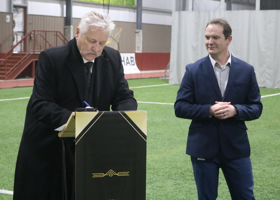 Ink to paper: Yara Centre naming rights agreement signed ...