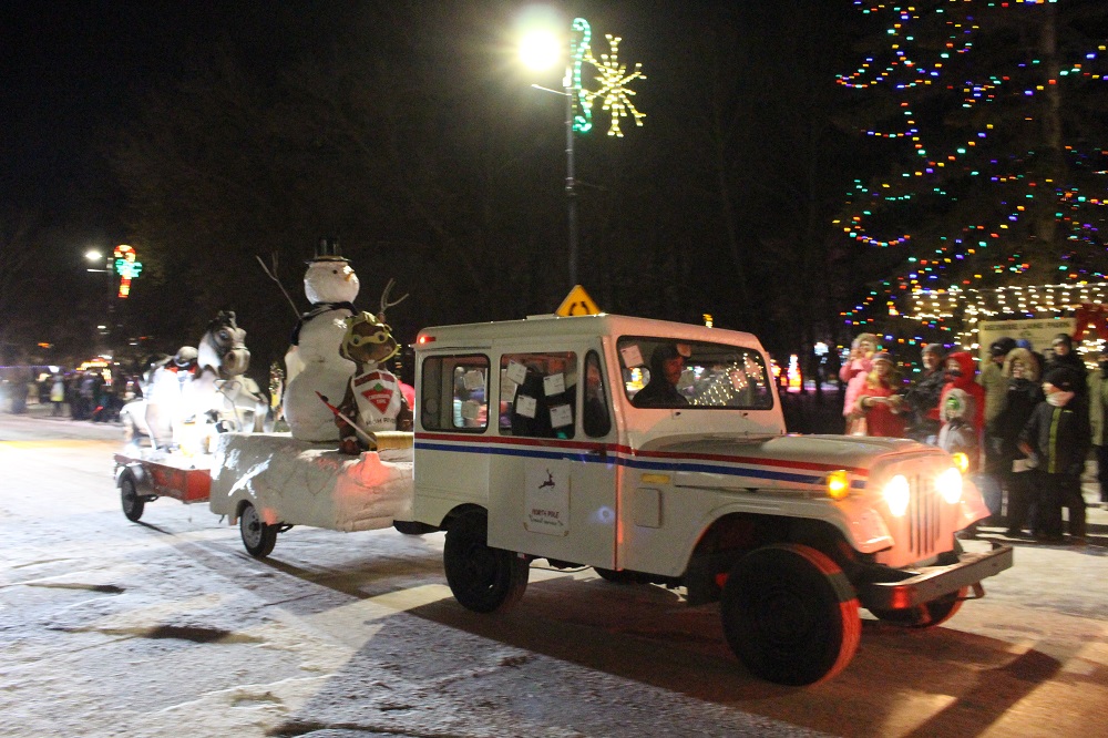 Santa Claus Parade brings out thousands on frigid night - OkotoksOnline ...