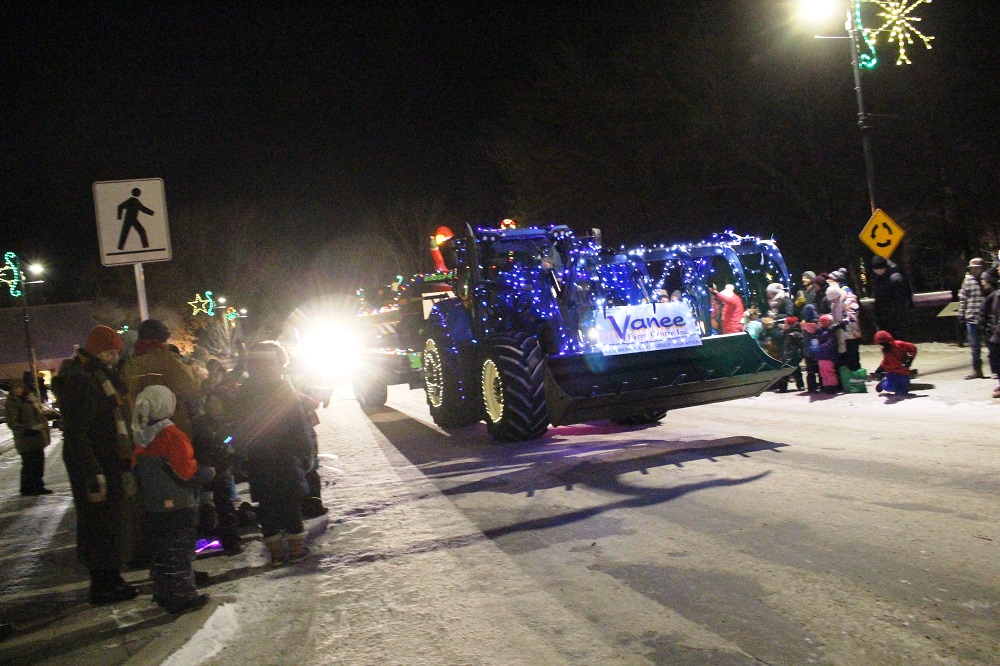 Santa Claus Parade brings out thousands on frigid night - OkotoksOnline ...