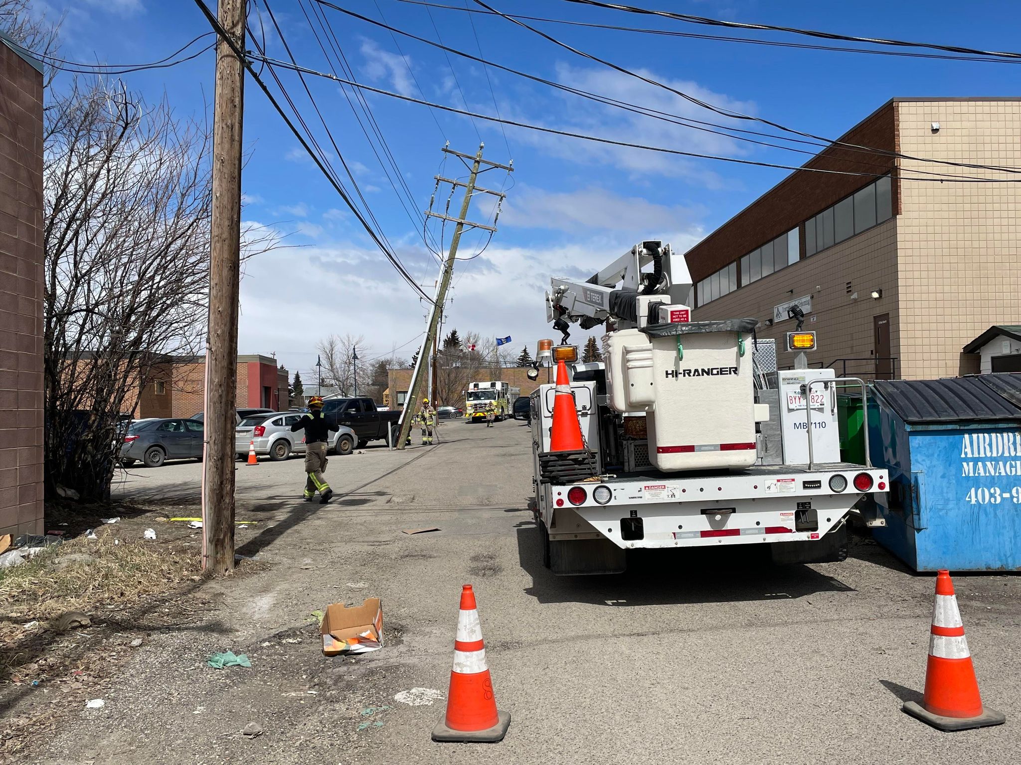 Update: Heavy wind damage causing a power outage for businesses on Main ...