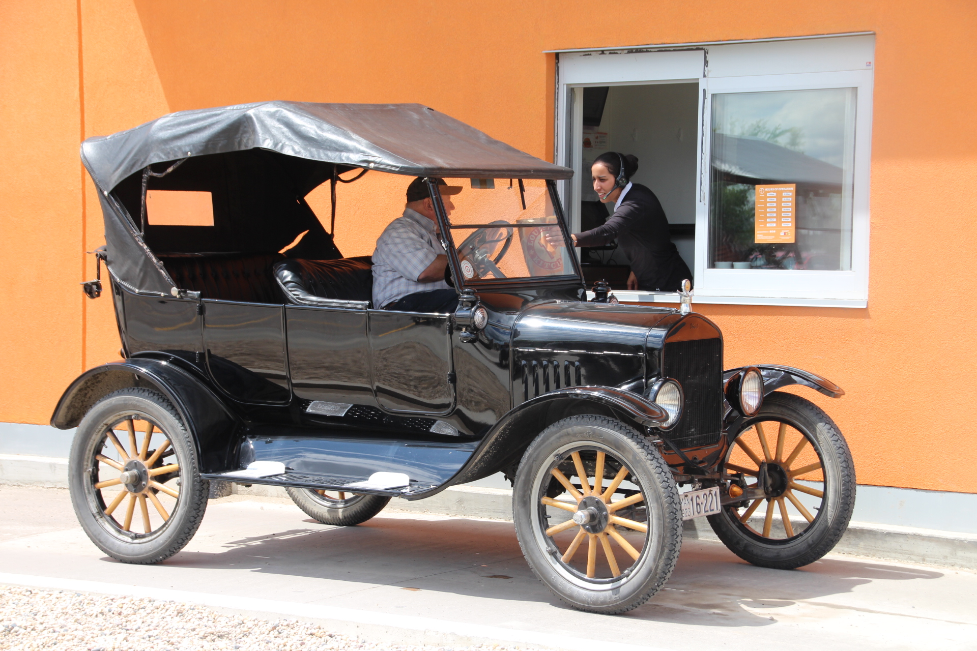 VIDEO: Portage's Saskatchewan Ave sees 100-year-old car celebrate in ...