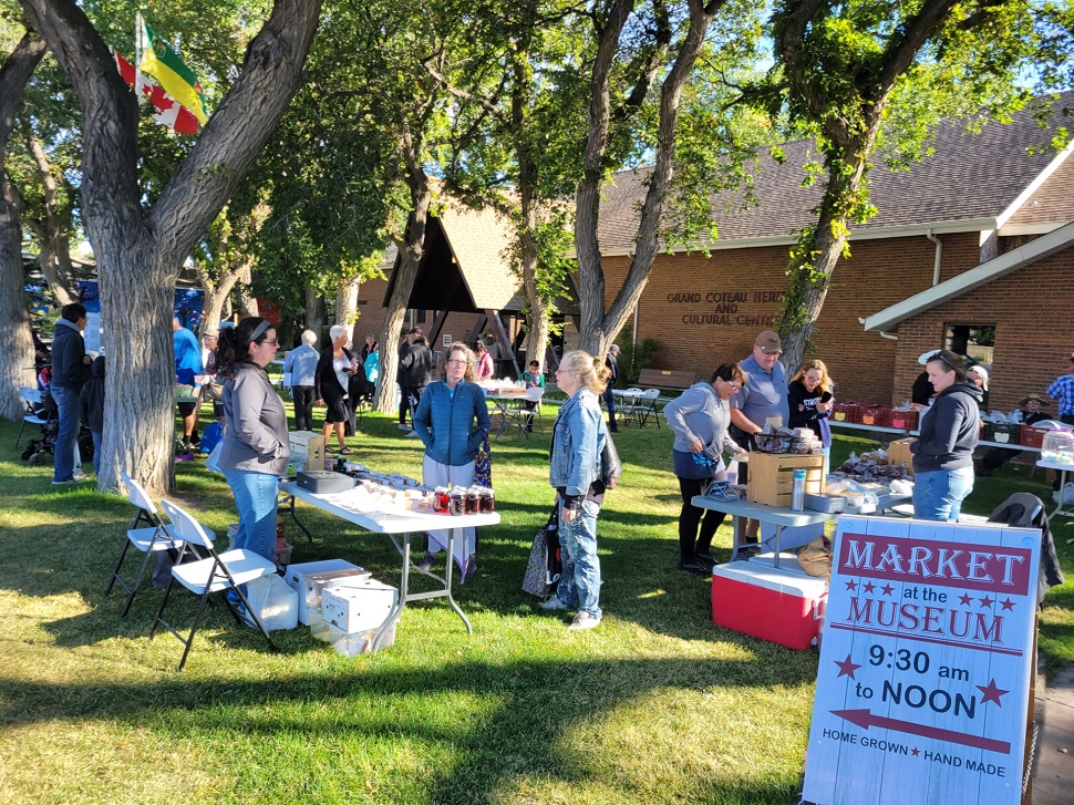 Canada Day pancakes help fund new cougar in Shaunavon ...