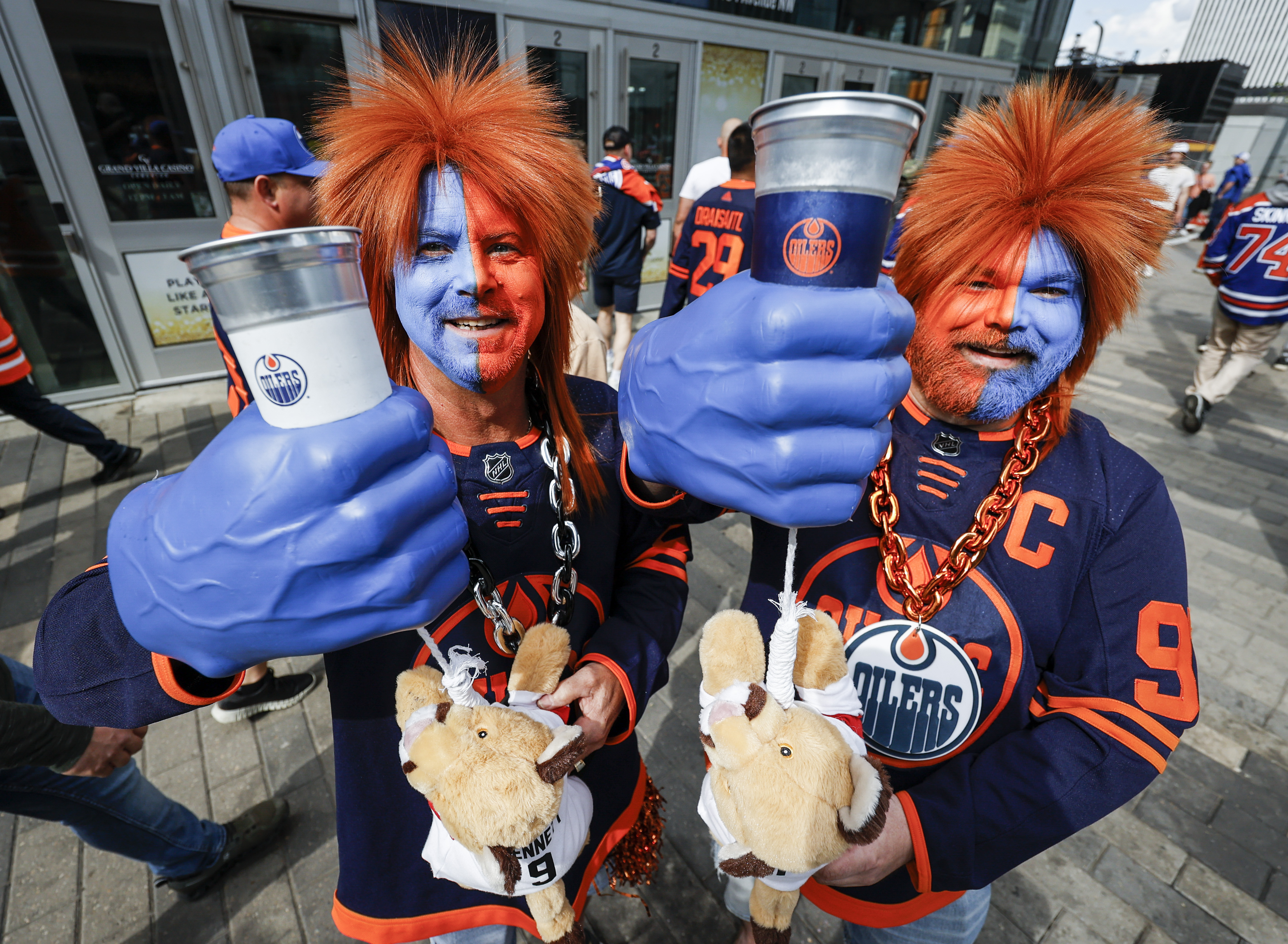 Cheering fans jam Edmonton plaza as Oilers force winner-take-all ...