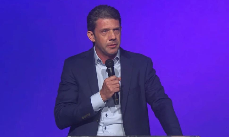 Gateway Church elder gives tearful apology to Robert Morris' victim ...