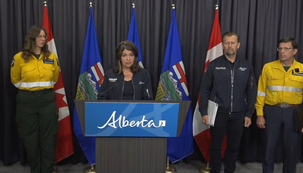 'A wall of flames': Emotional Premier Smith gives update on Jasper ...