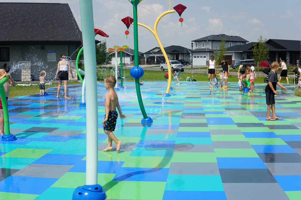 "We could spend hours here", heat wave inspires family fun at ...