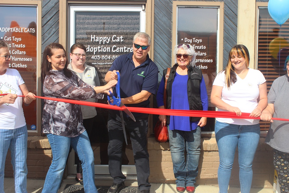 Strathmore Town Council cuts ribbon at Happy Cat Adoption Centre grand ...