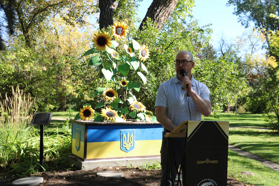 Sunflowers prominent on Ukrainian sculpture unveiled at Crescent Park ...