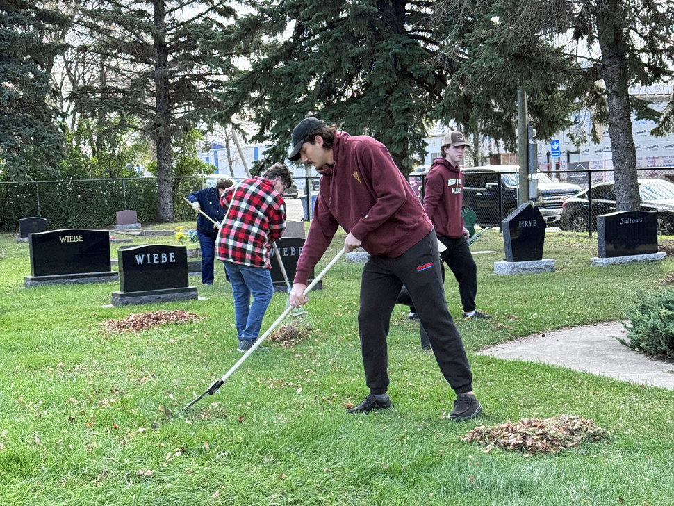 Niverville Nighthawks lend a hand at Heritage Cemetery fall clean-up ...