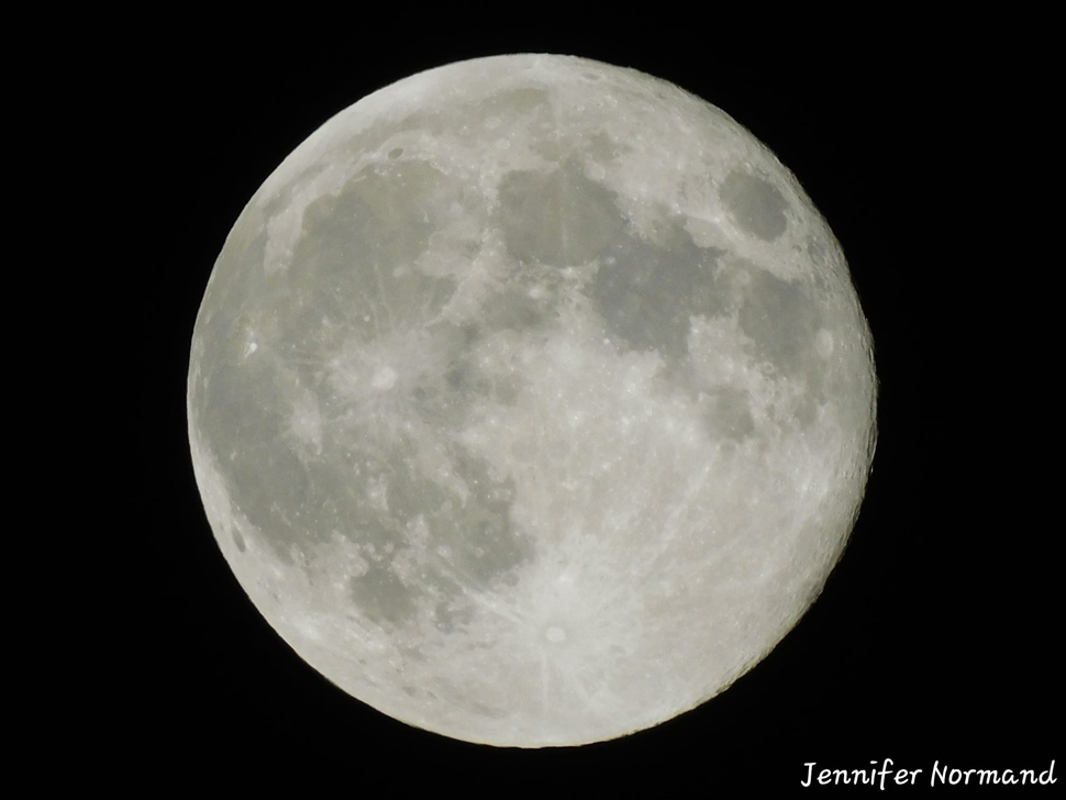 Stargazers enjoy the spectacular Hunter's moon in Canada ...