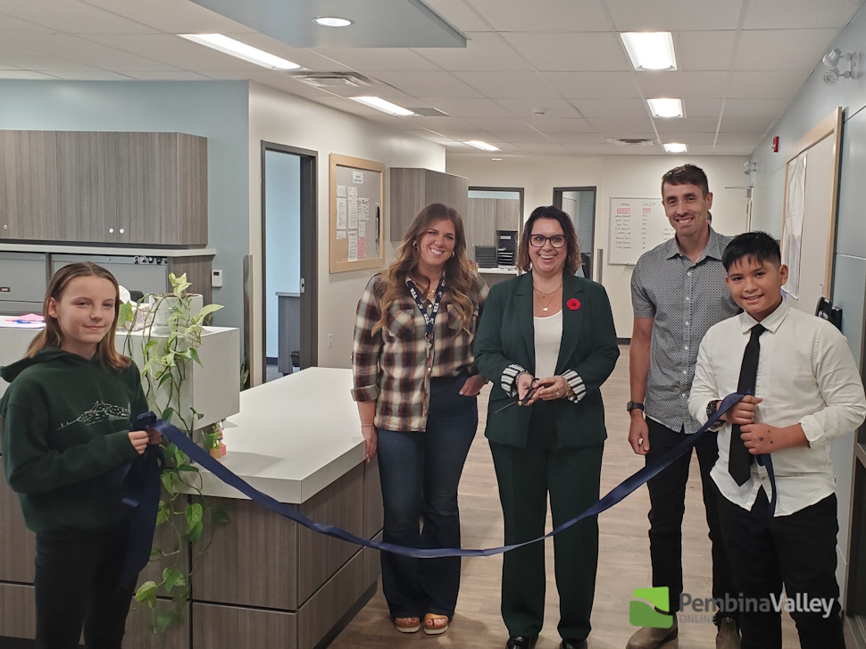 Winkler Elementary School cuts ribbon on new office ...