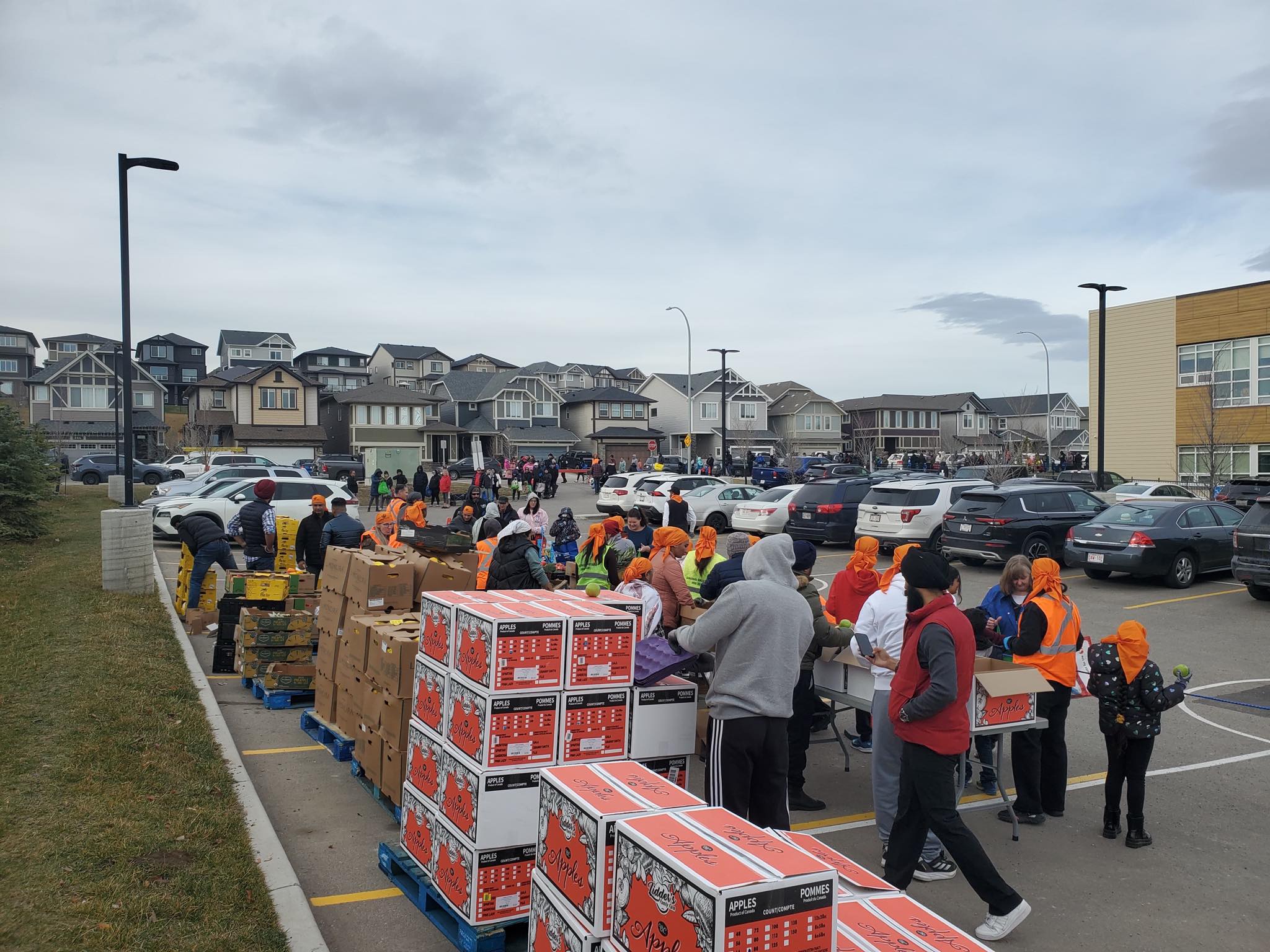 Free food distribution draws hundreds in Airdrie - DiscoverAirdrie.com ...
