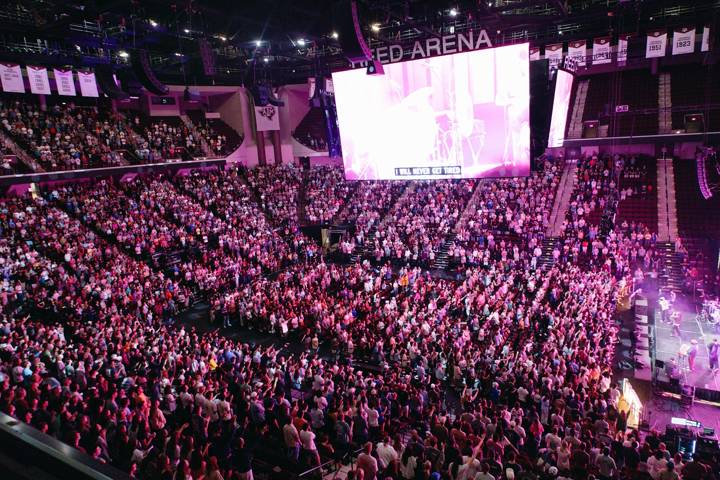 10,000 students pack Texas arena to lift the name of Jesus - CHVNRadio ...