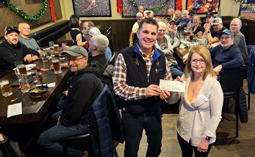 55-plus hockey players notch a win for food bank - CochraneNow ...