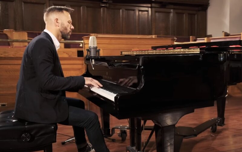 Jeffery Straker to bring his festive favourites to Humboldt on Dec.19 ...