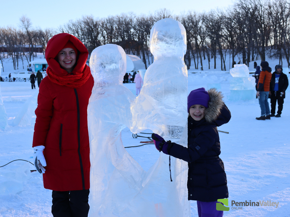 Brrr-illiant ice sculptures thrill at Lake Minnewasta despite the cold ...
