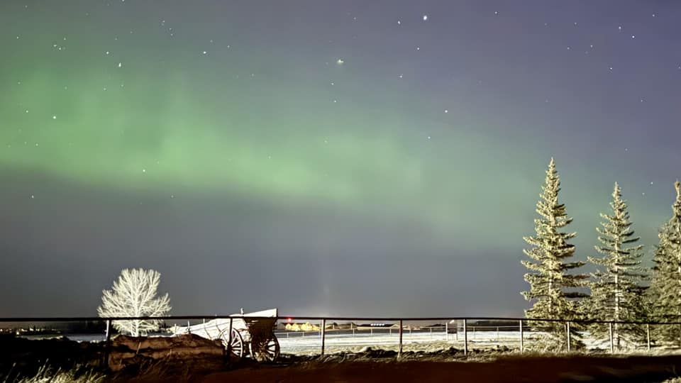 Community connects through northern lights photos in Strathmore ...