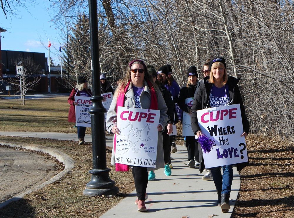 Alberta's largest union joins CUPE 5040 on picket lines in High River ...