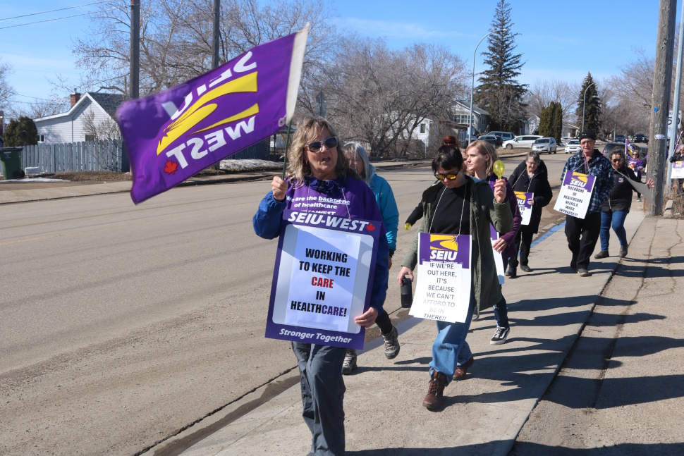SEIU-WEST members picket for new collective agreement ...