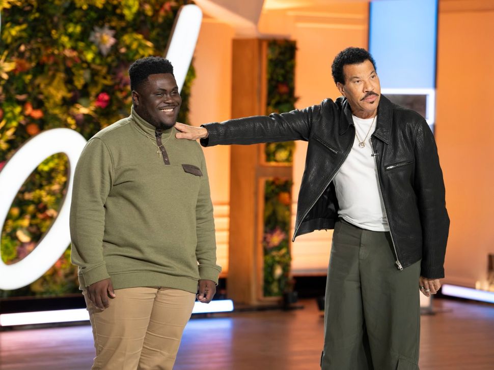 American Idol judges moved by 17-Year-old’s soulful gospel song ...