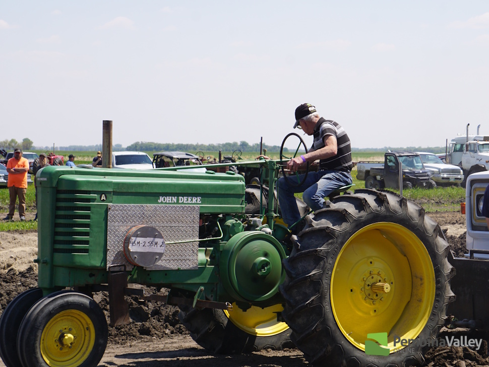 'Big trucks, lots of mud, loud noises!' at the Miami Tractor Pull and ...