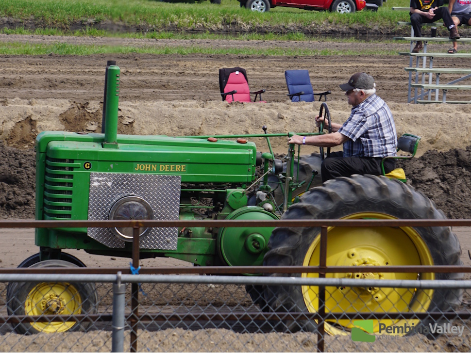 'Big trucks, lots of mud, loud noises!' at the Miami Tractor Pull and ...