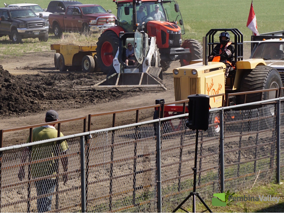 'Big trucks, lots of mud, loud noises!' at the Miami Tractor Pull and ...