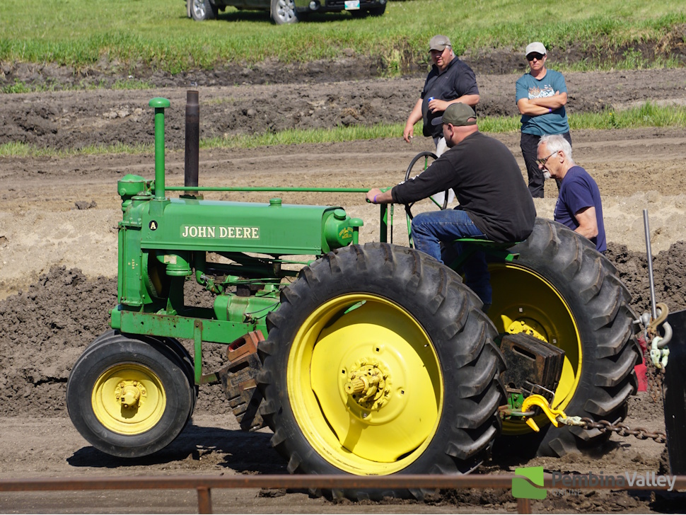'Big trucks, lots of mud, loud noises!' at the Miami Tractor Pull and ...