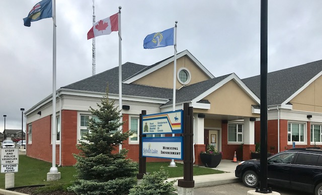 Sylvan lake RCMP arrest youth after armed robbery ...