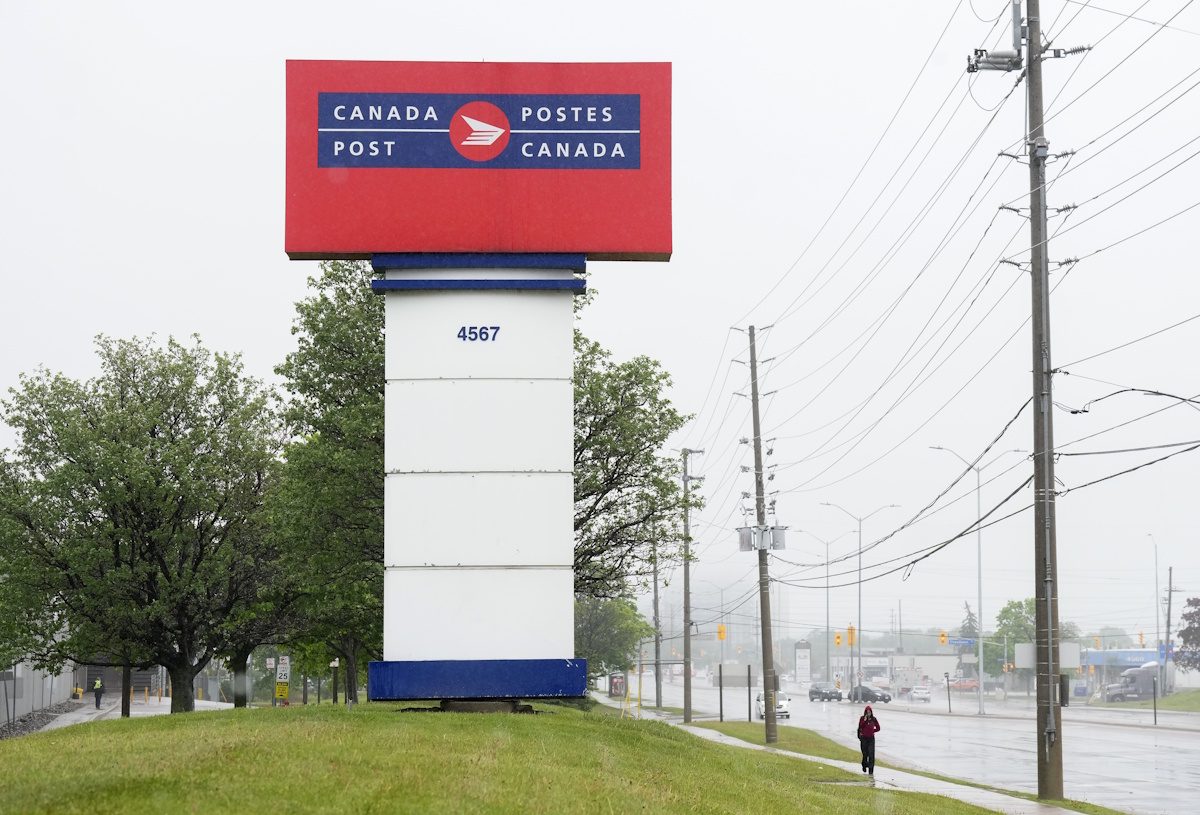 Canada Post union calls for halt to overtime as deadline passes with no ...