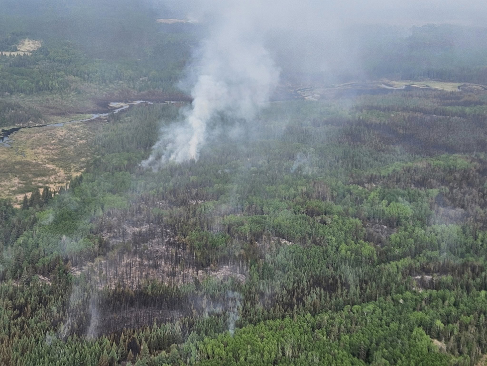 Firefighters arriving from across Canada to battle Manitoba wildfires ...