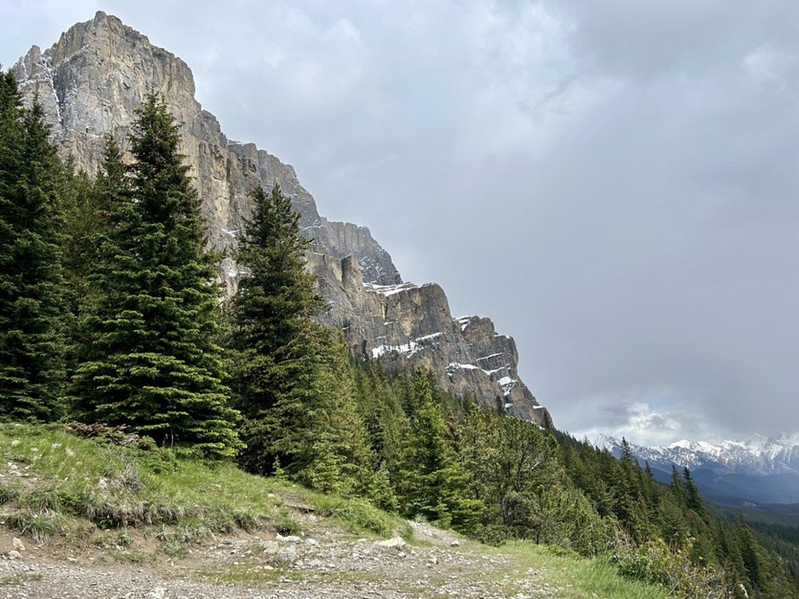Police, rescuers respond as rock slide hits hikers in Banff; injuries ...