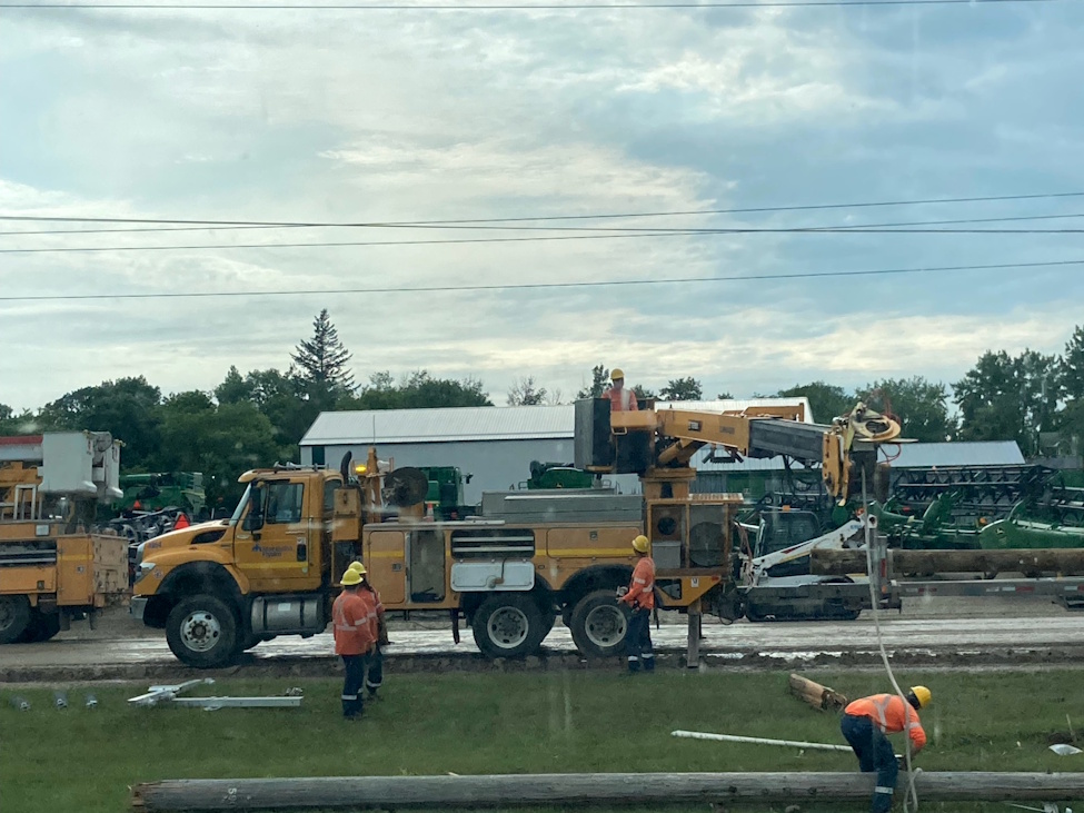 Update: Hundreds without power in the Killarney area Monday - pole ...