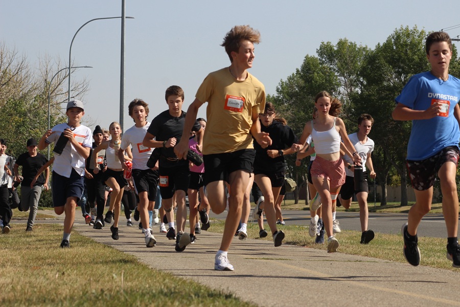 Strathmore students take part in annual Terry Fox run - StrathmoreNow ...