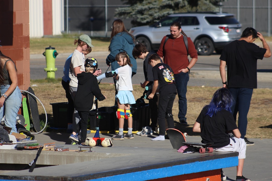 Skatemore Girls unveil new skate park murals - StrathmoreNow.com ...