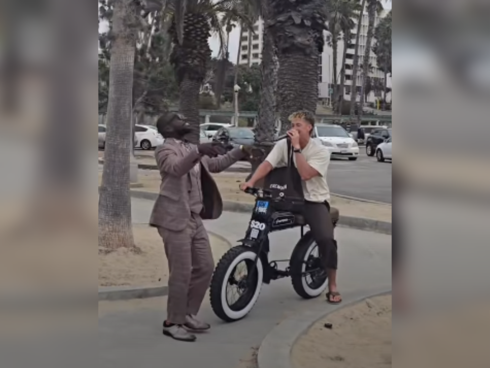 Forrest Frank stops to sing with street performer, offers prayer and ...