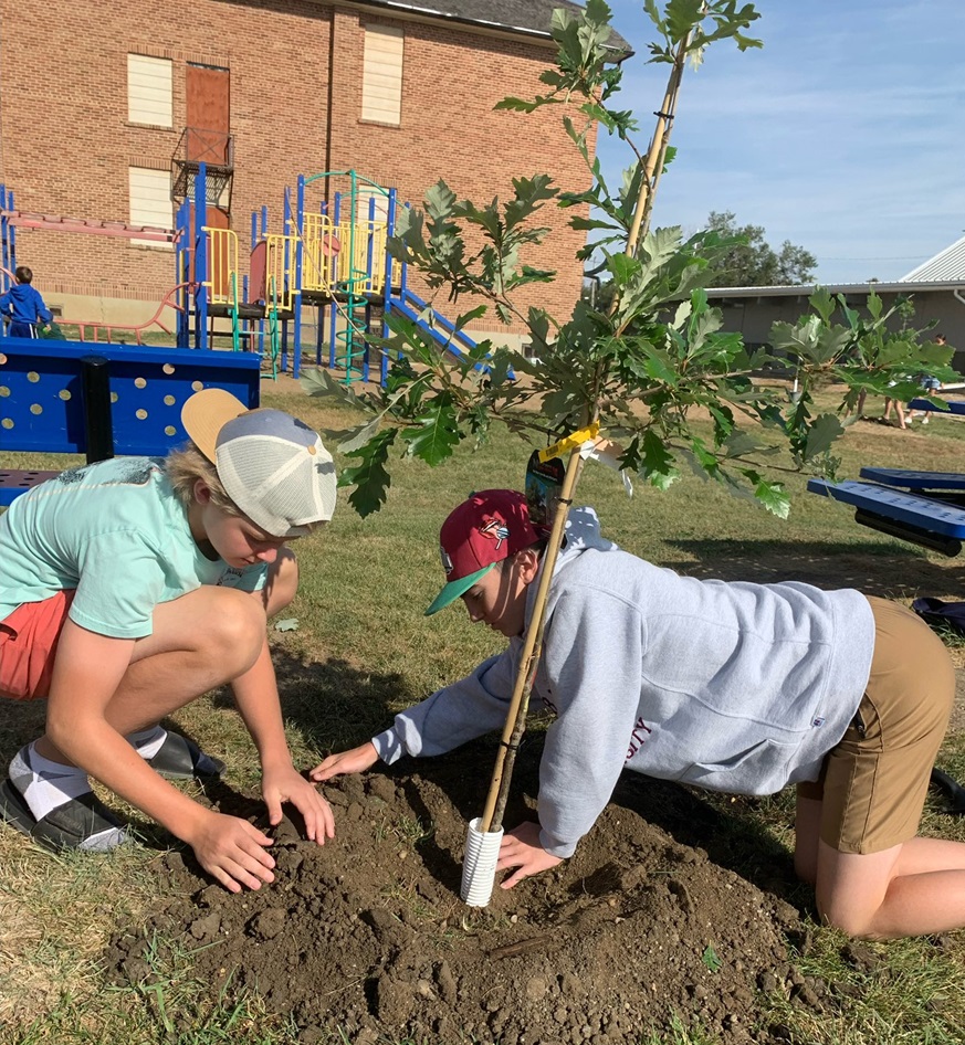 Elrose School community plants “New Roots Together” with Tree Canada ...