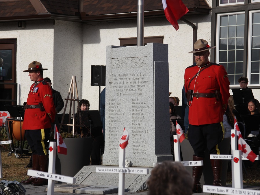 Strathmore gathers to honour fallen heroes on Remembrance Day ...