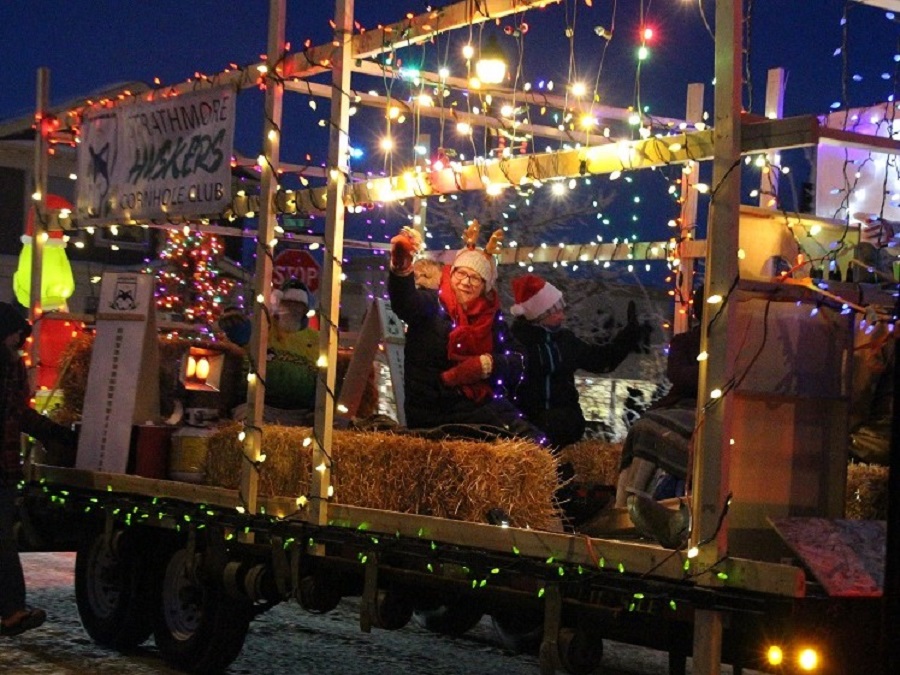 Festive floats bring holiday cheer at Santa Claus Parade ...